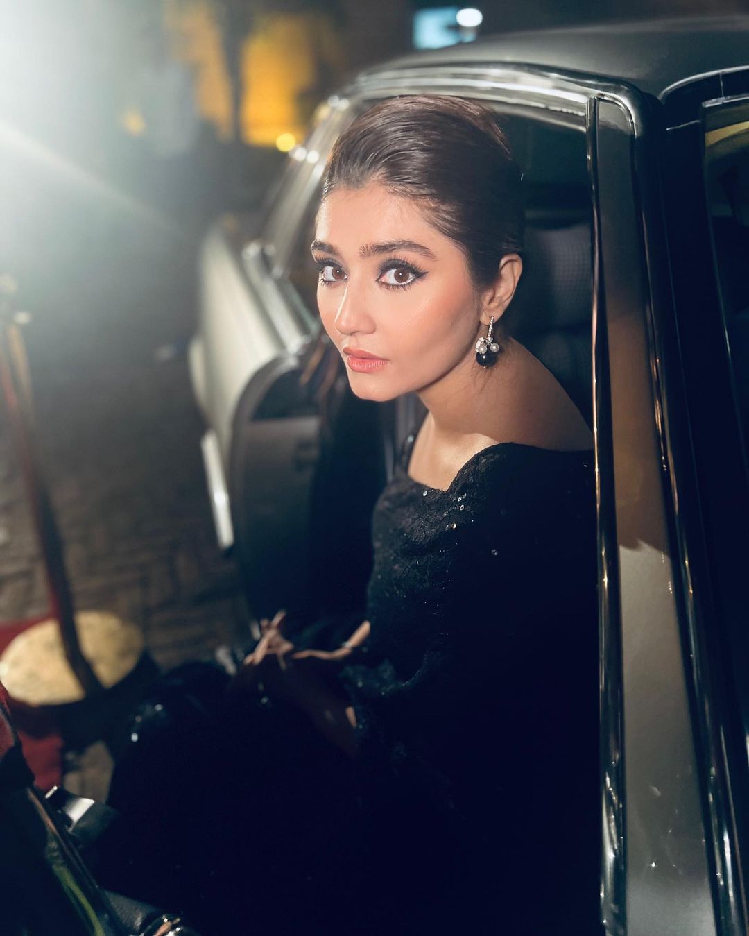 Durefishan Saleem Looks Gorgeous While Vacationing In London | Reviewit.pk