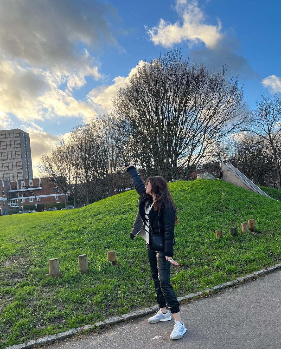 Durefishan Saleem Looks Gorgeous While Vacationing In London | Reviewit.pk