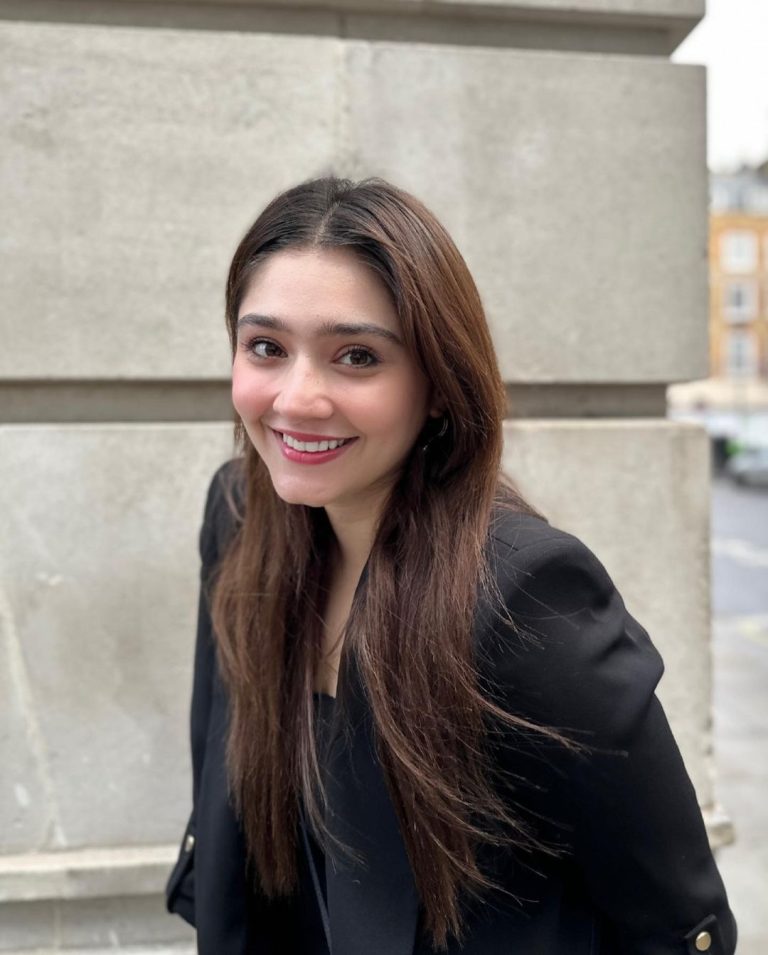 Durefishan Saleem Looks Gorgeous While Vacationing In London | Reviewit.pk