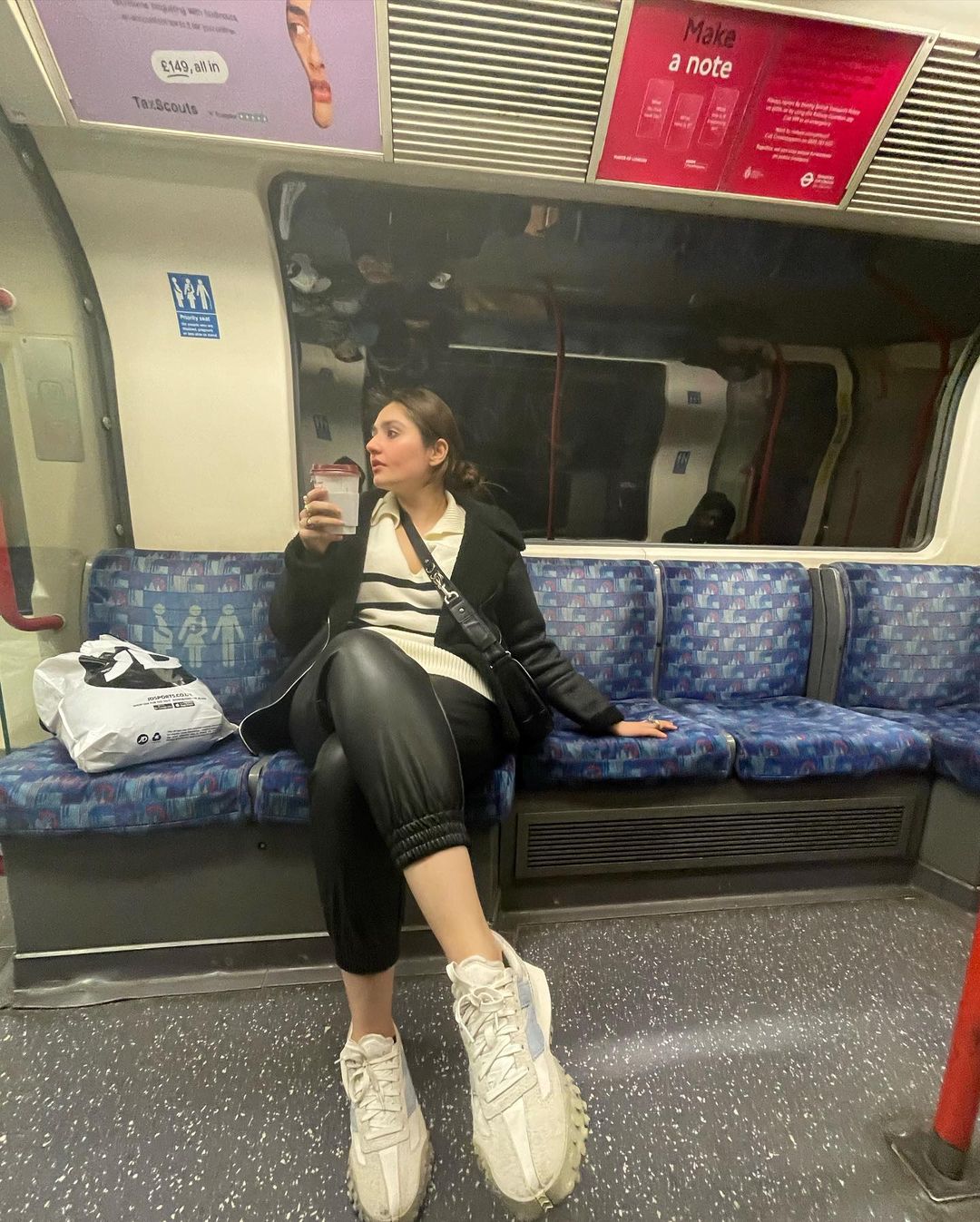 Durefishan Saleem Looks Gorgeous While Vacationing In London | Reviewit.pk
