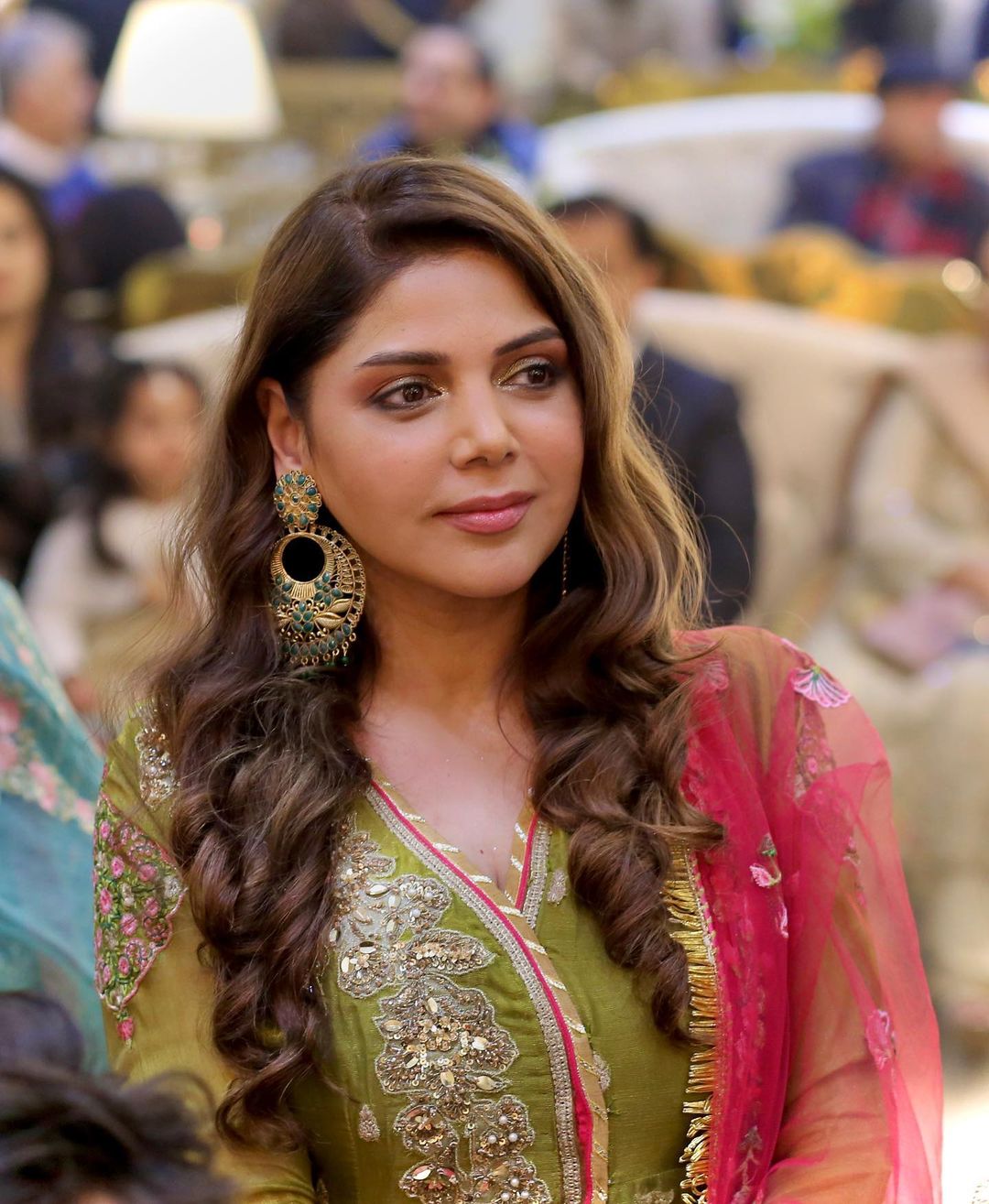Hadiqa Kiani Is A Vision To Behold At A Wedding | Reviewit.pk