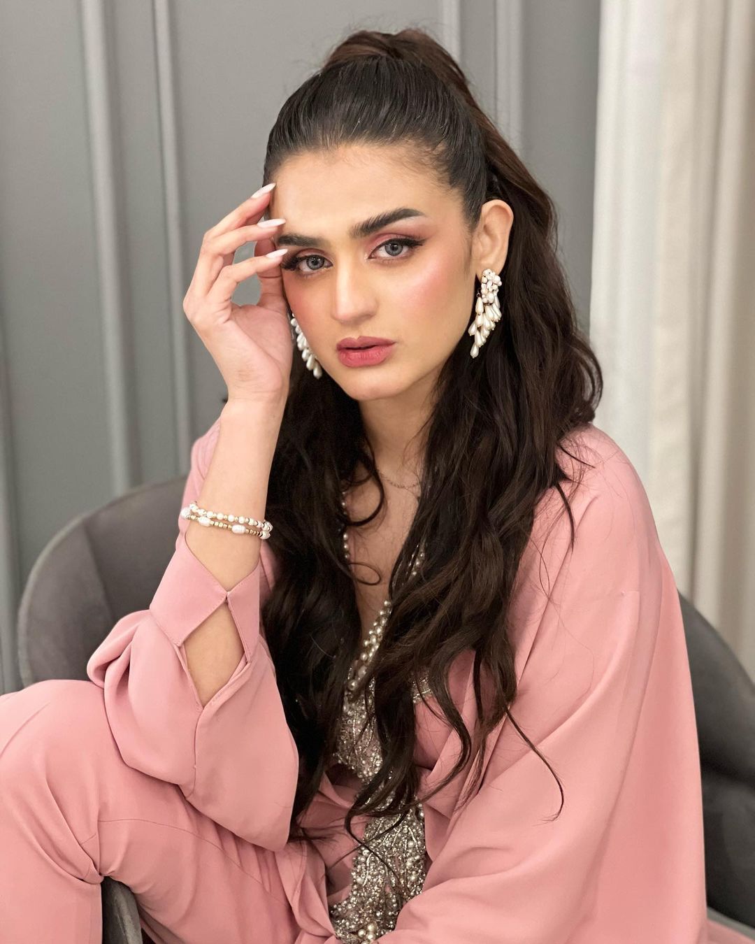 Hira Mani Heavily Criticized For Revealing Outfit | Reviewit.pk