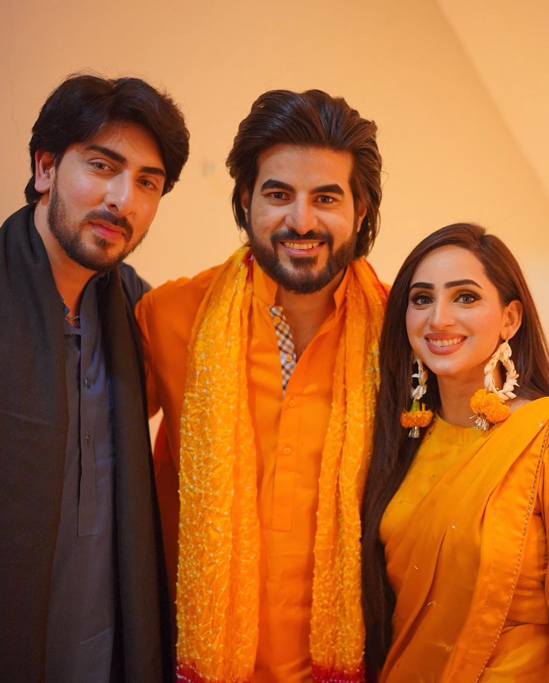 Actress Inaya Khan On Her Sister's Mehendi | Reviewit.pk