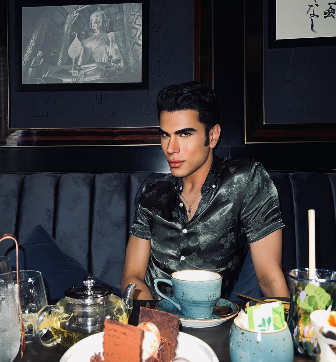 Pakistani Ken Doll Aka Adnan Zafar Performs Umrah | Reviewit.pk