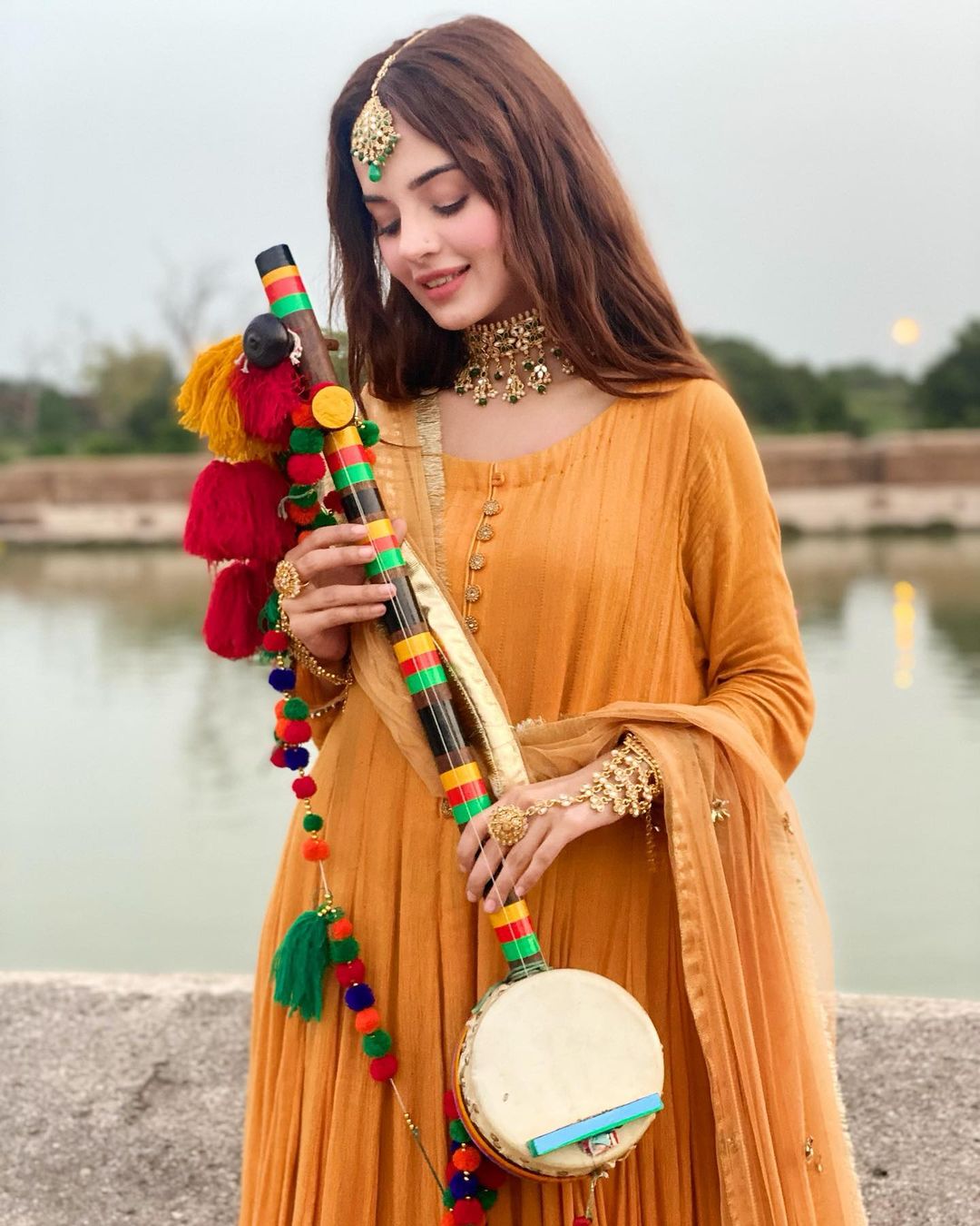 Komal Meer Makeup Look From Qalandar- Watch Tutorial | Reviewit.pk