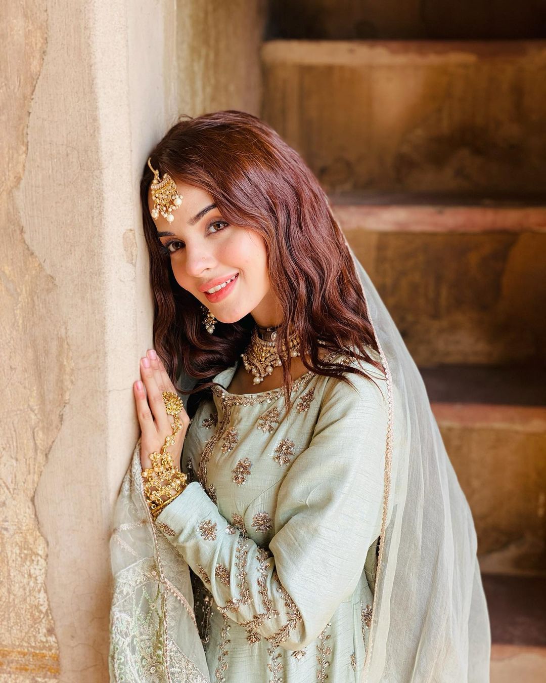 Komal Meer Makeup Look From Qalandar- Watch Tutorial | Reviewit.pk