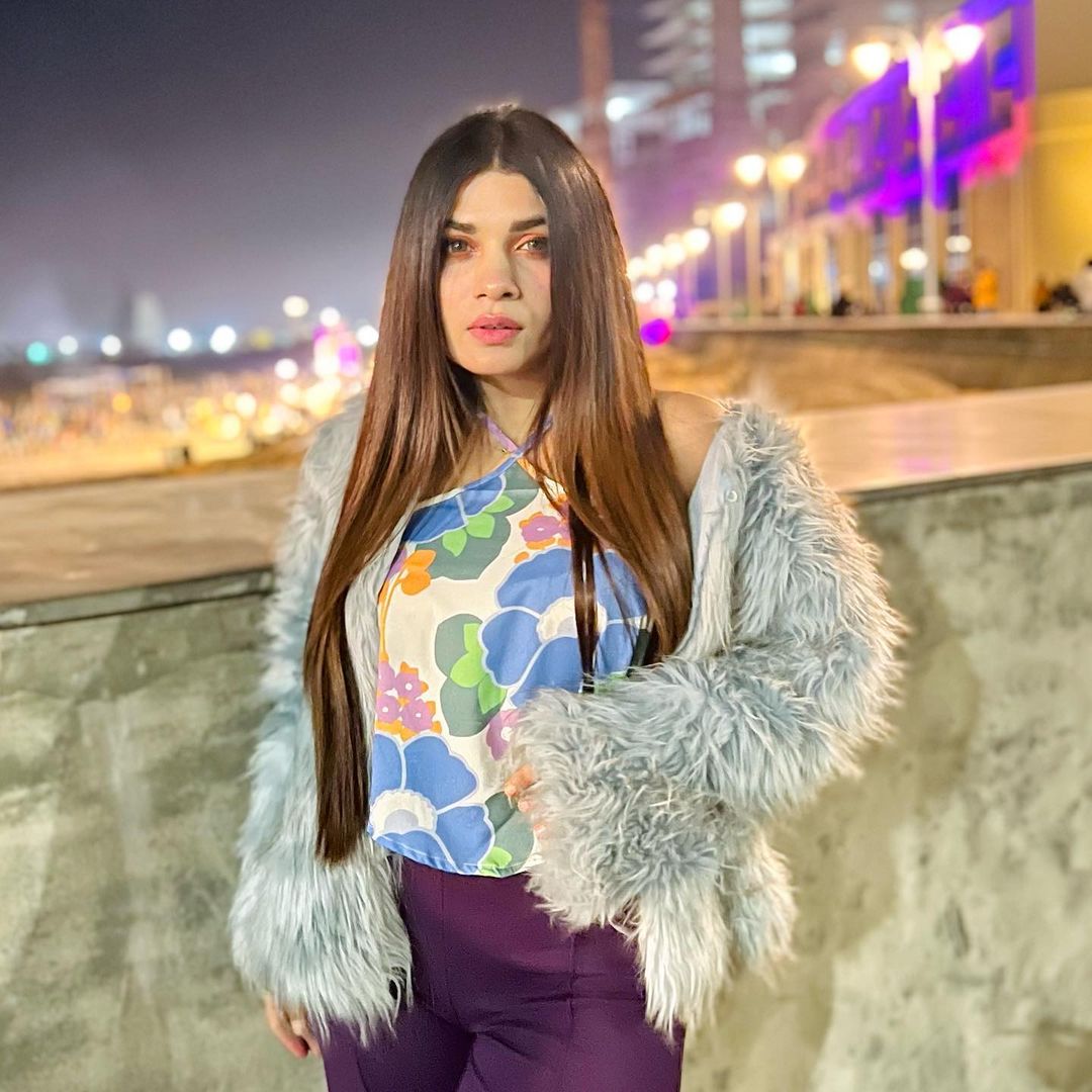 Beautiful Actress Mahi Baloch's Stylish New Pictures | Reviewit.pk