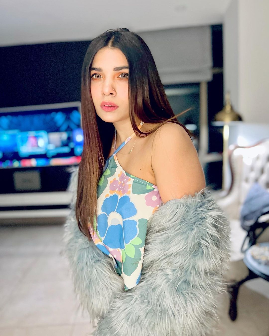 Beautiful Actress Mahi Baloch's Stylish New Pictures | Reviewit.pk