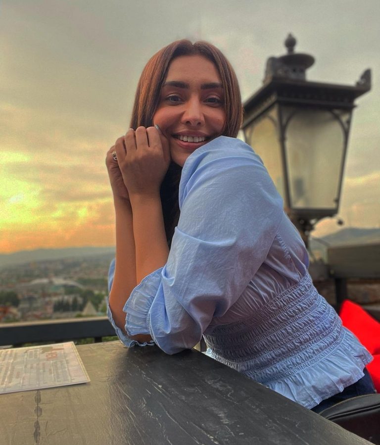 Gorgeous Maira Khan's Adorable New Pictures | Reviewit.pk