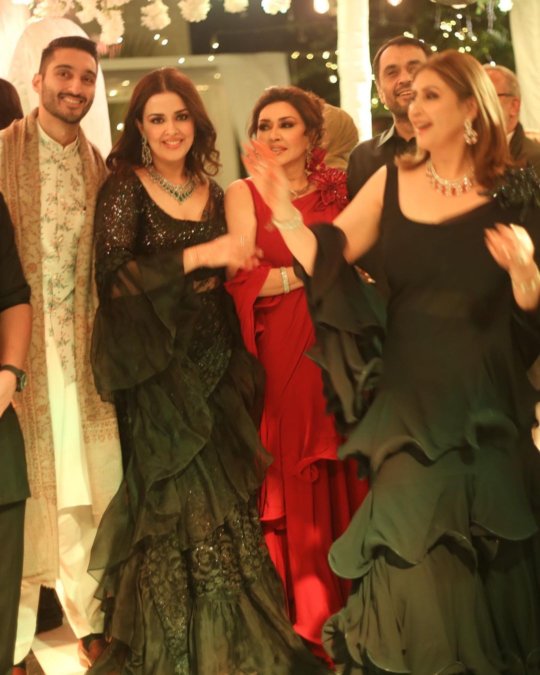Natasha Lakhani With Family At A Wedding Reception | Reviewit.pk