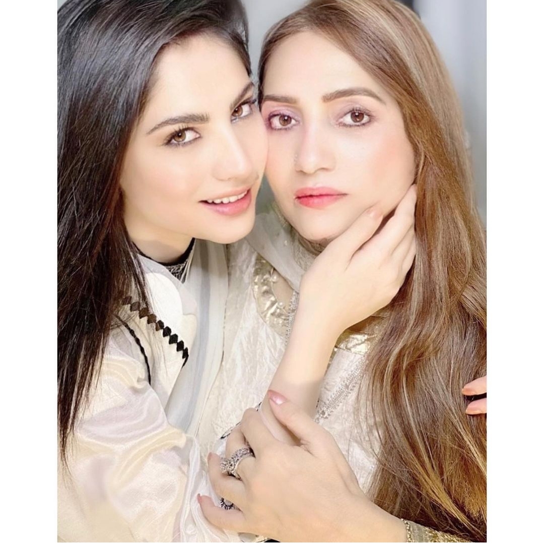 Neelam Muneer's Adorable New Family Pictures | Reviewit.pk