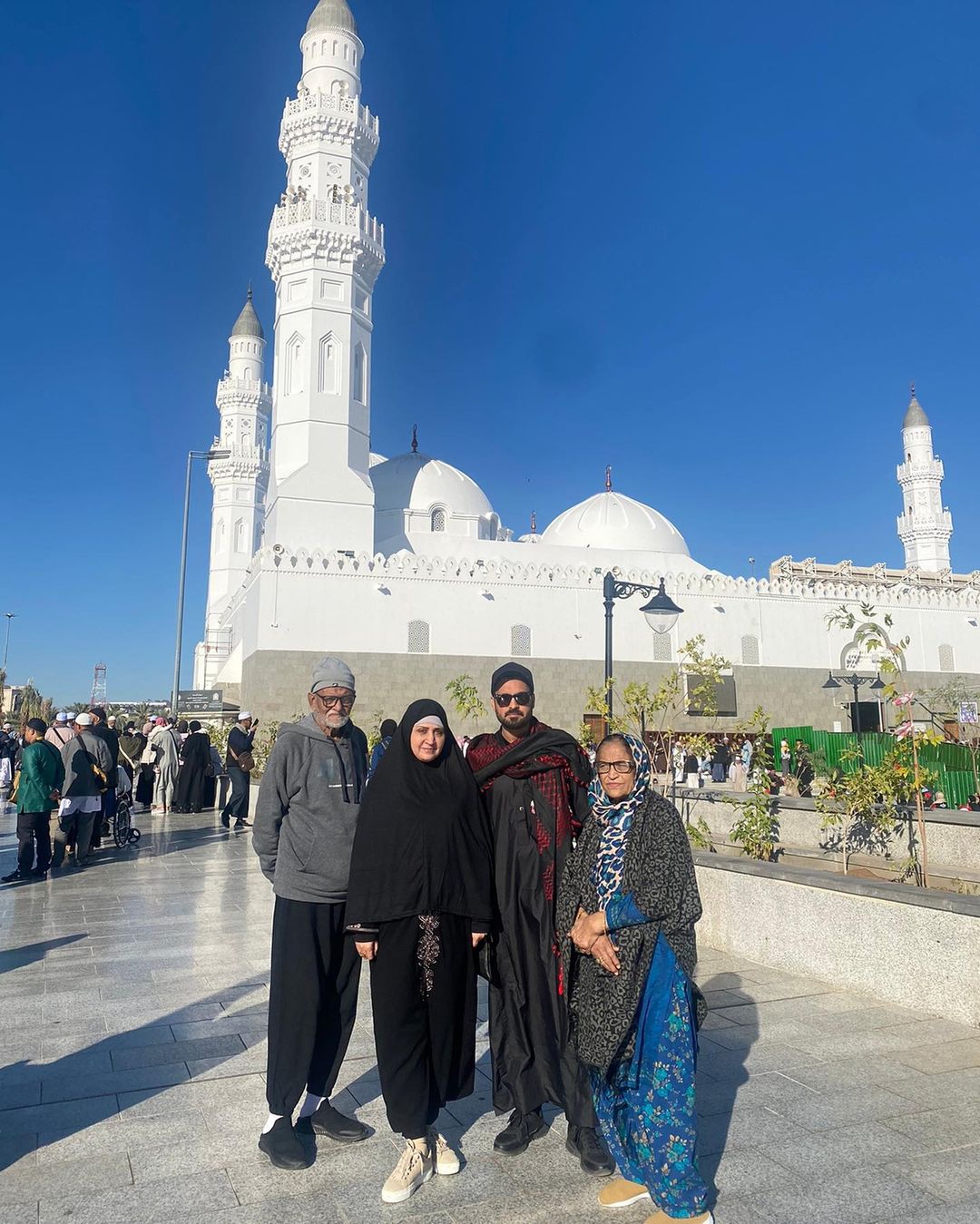 Zara Noor Abbas And Asad Siddiqui Perform Umrah With Families | Reviewit.pk