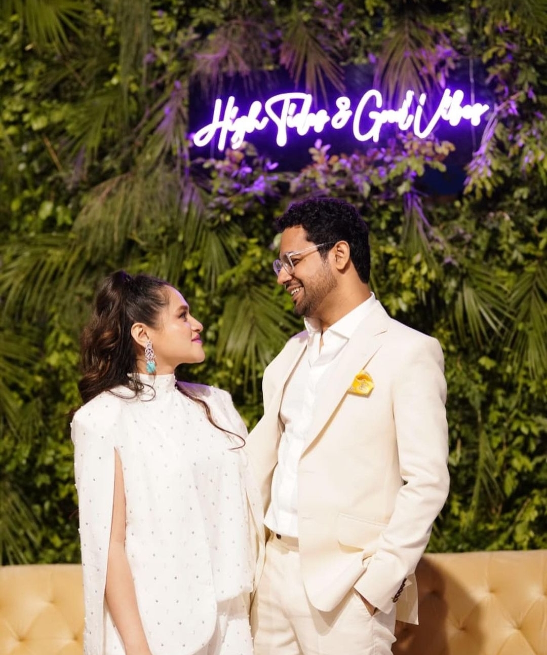 Ali Gul Pir Recent Pictures With His Wife Azeemah Nakhoda | Reviewit.pk