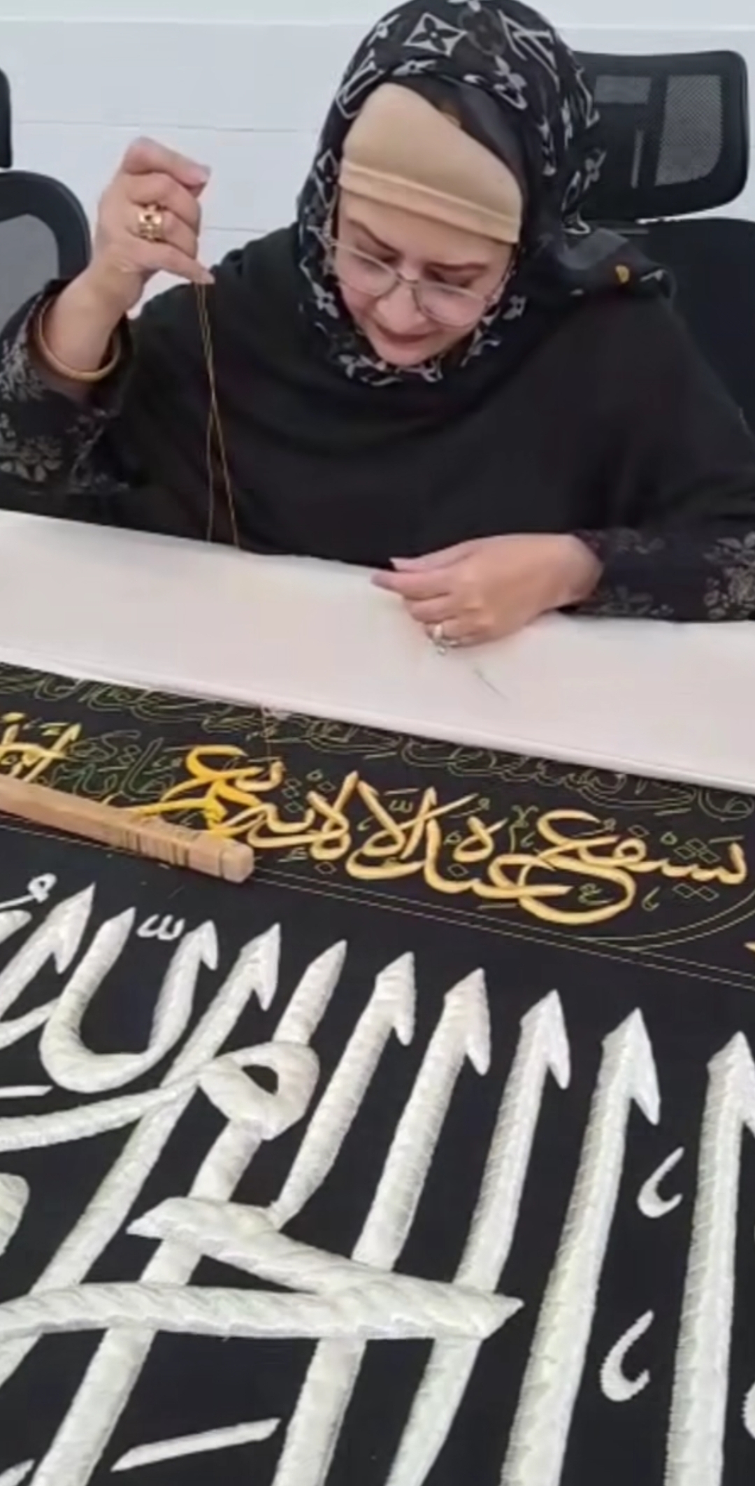 Atiqa Odho Takes Part In Ghilaf E Kaaba Stitching During Umrah Visit ...