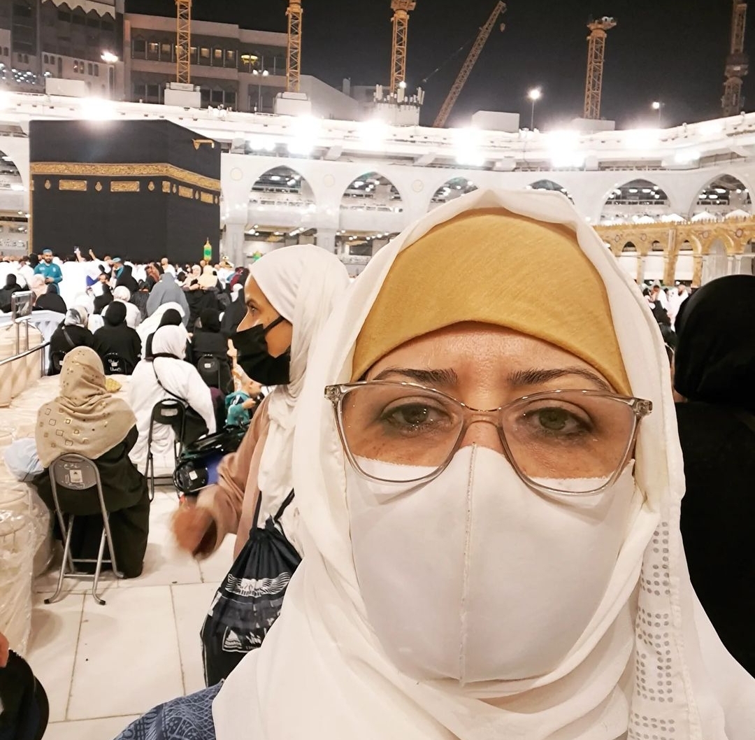 Atiqa Odho Takes Part In Ghilaf E Kaaba Stitching During Umrah Visit | Reviewit.pk