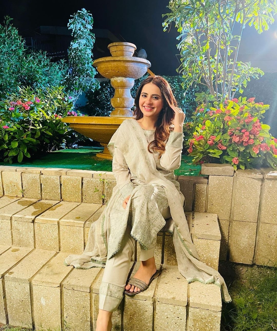 Fatima Effendi New Family Pictures from Lahore | Reviewit.pk