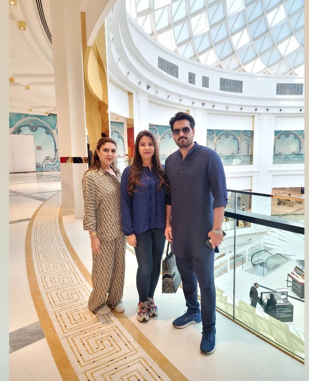 Humayun Saeed New Pictures With Family from Doha Qatar | Reviewit.pk