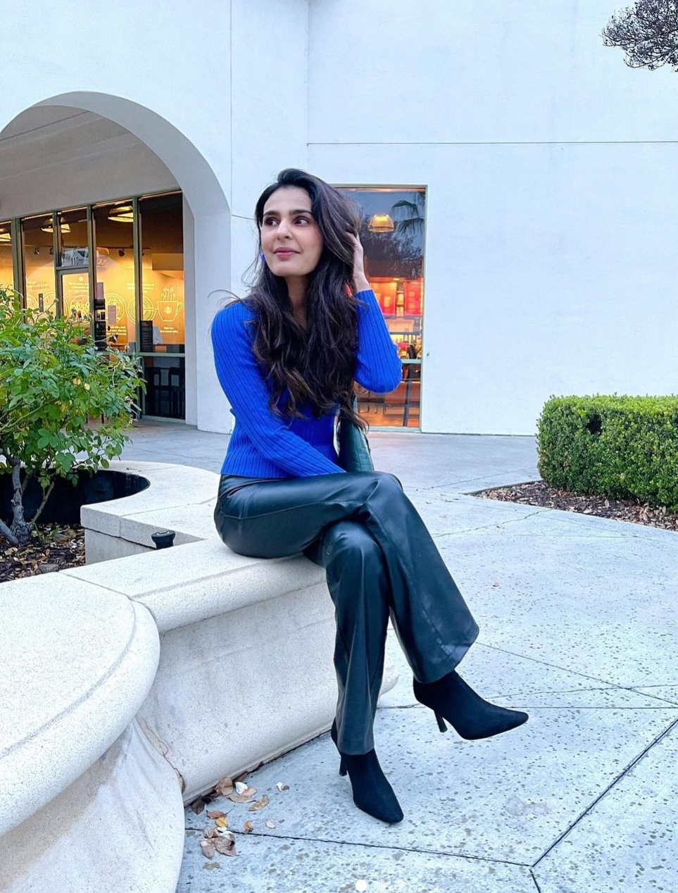 Sadia Ghaffar Shares New Adorable Pictures & Reels of Family | Reviewit.pk