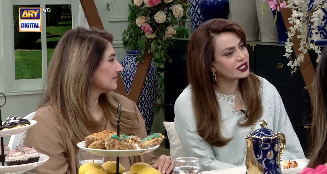 Why Sadia Imam Left Wearing Western Clothes | Reviewit.pk