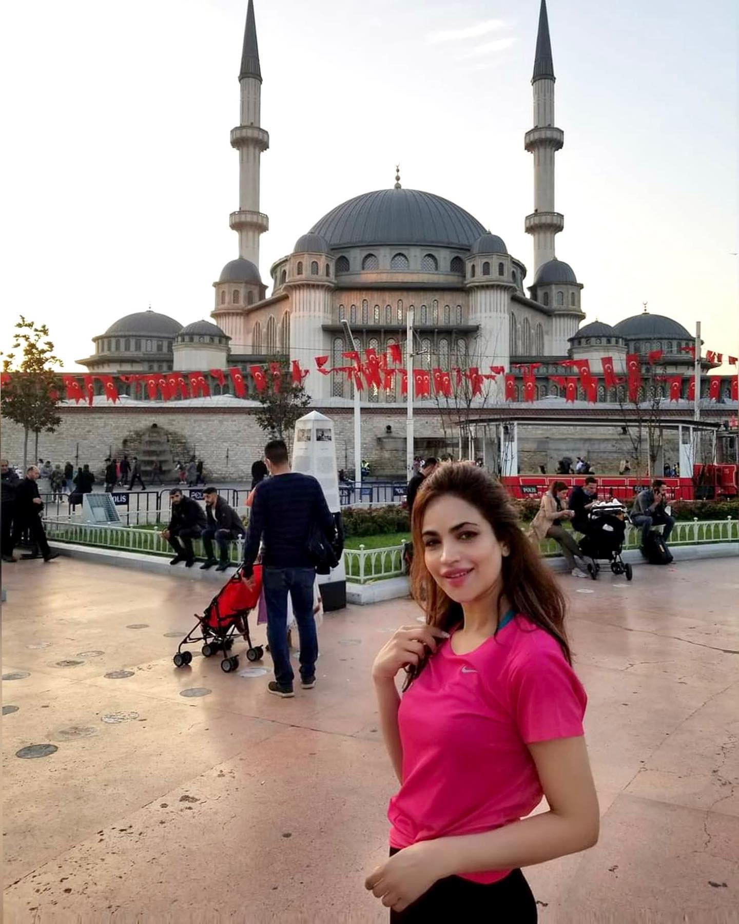 Tamasha fame Humaira Ali Pictures from Turkey | Reviewit.pk