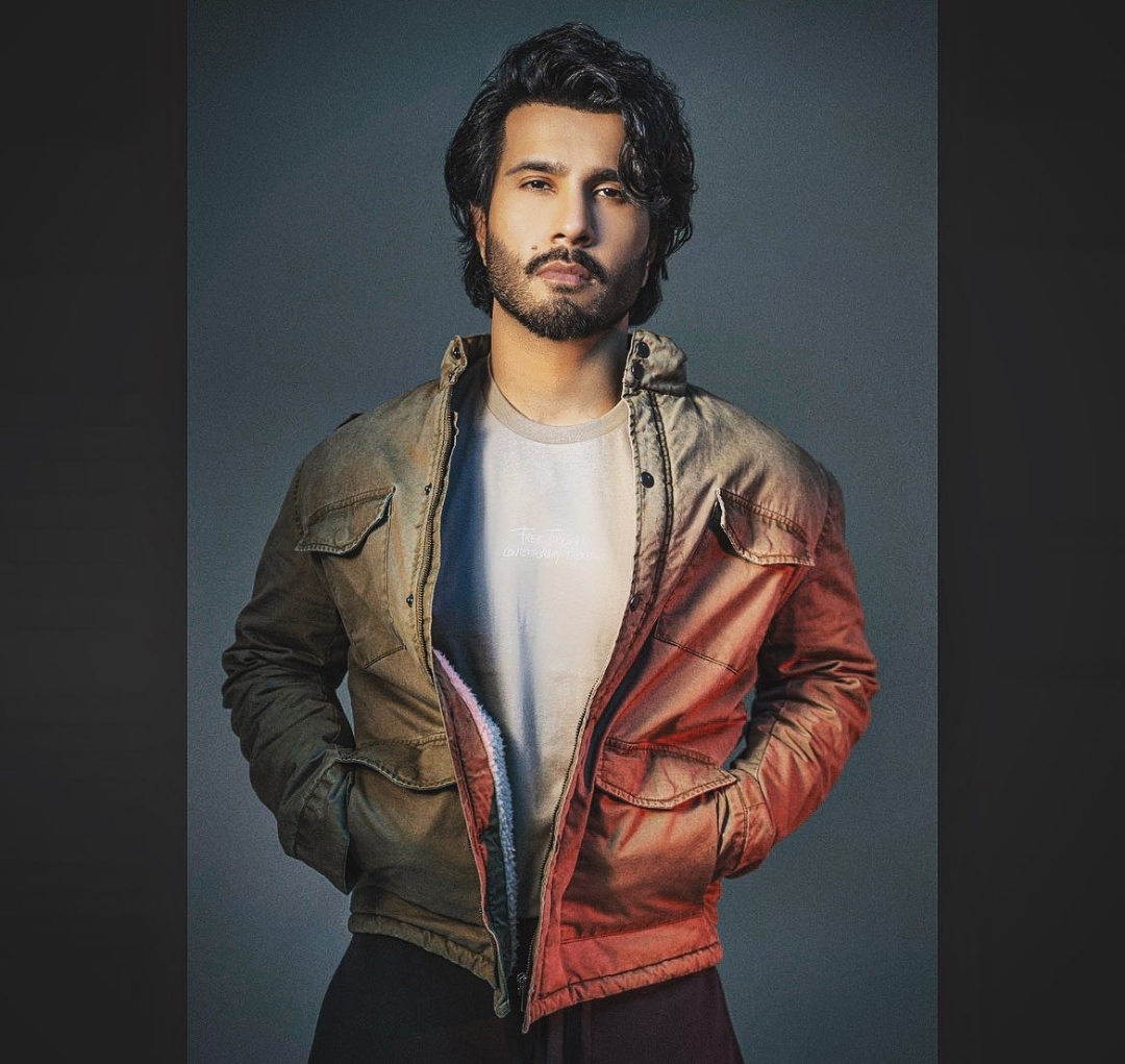 Feroze Khan Upcoming Drama BTS Pictures | Reviewit.pk