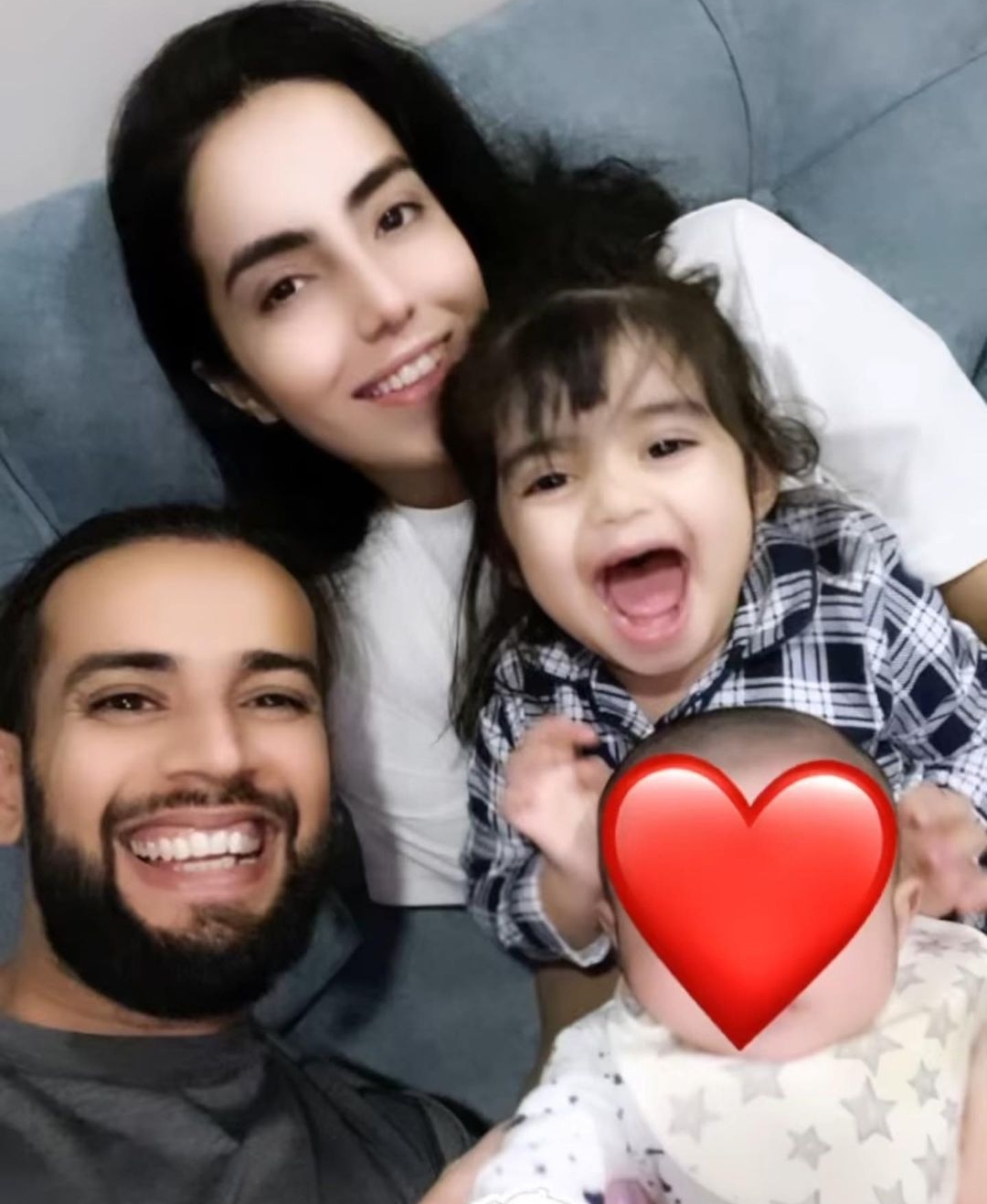Imad Wasim Family Pictures From Stadium During PSL | Reviewit.pk