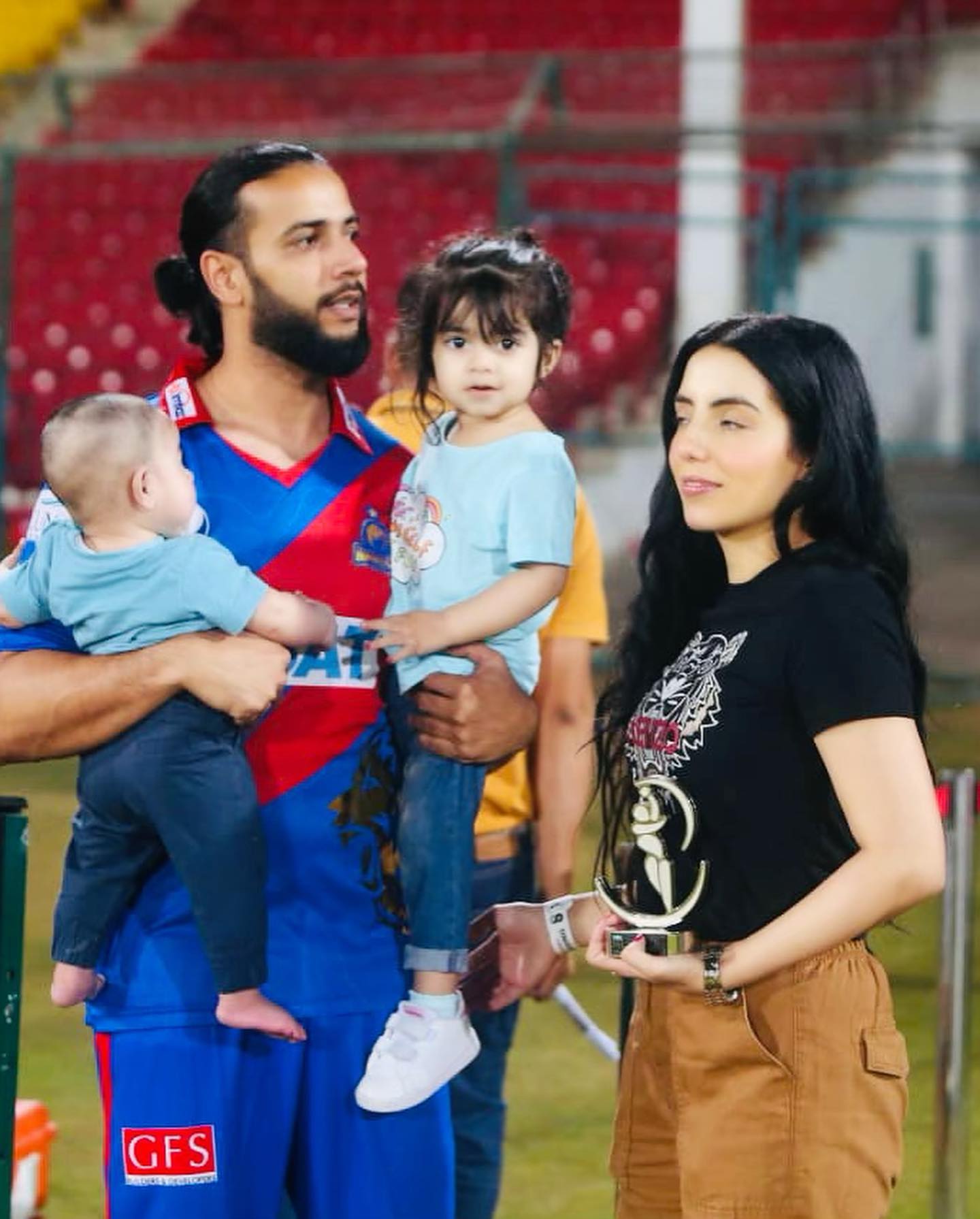 Imad Wasim Family Pictures From Stadium During PSL | Reviewit.pk