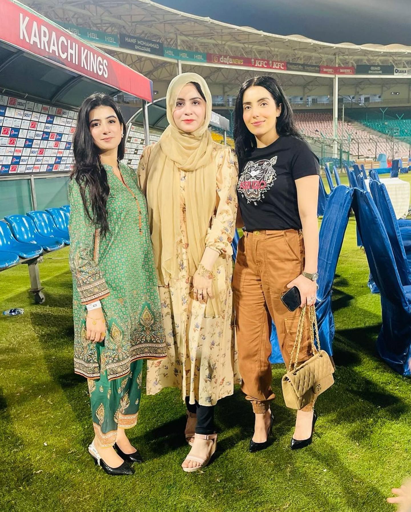 Imad Wasim Family Pictures From Stadium During PSL | Reviewit.pk