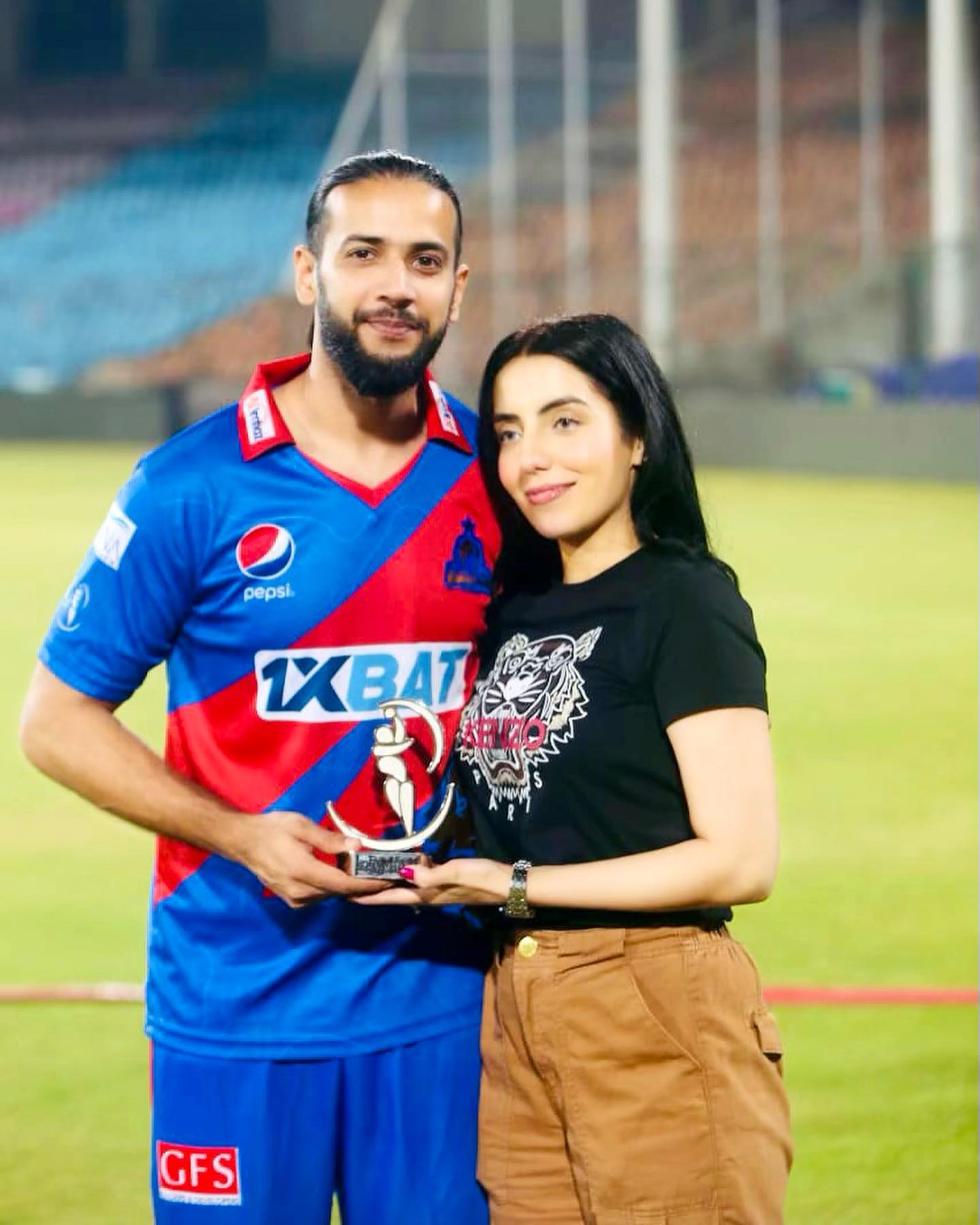 Imad Wasim Family Pictures From Stadium During PSL | Reviewit.pk