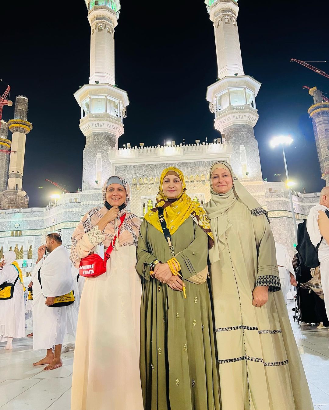 Saba Faisal And Seemi Pasha Perform Umrah | Reviewit.pk