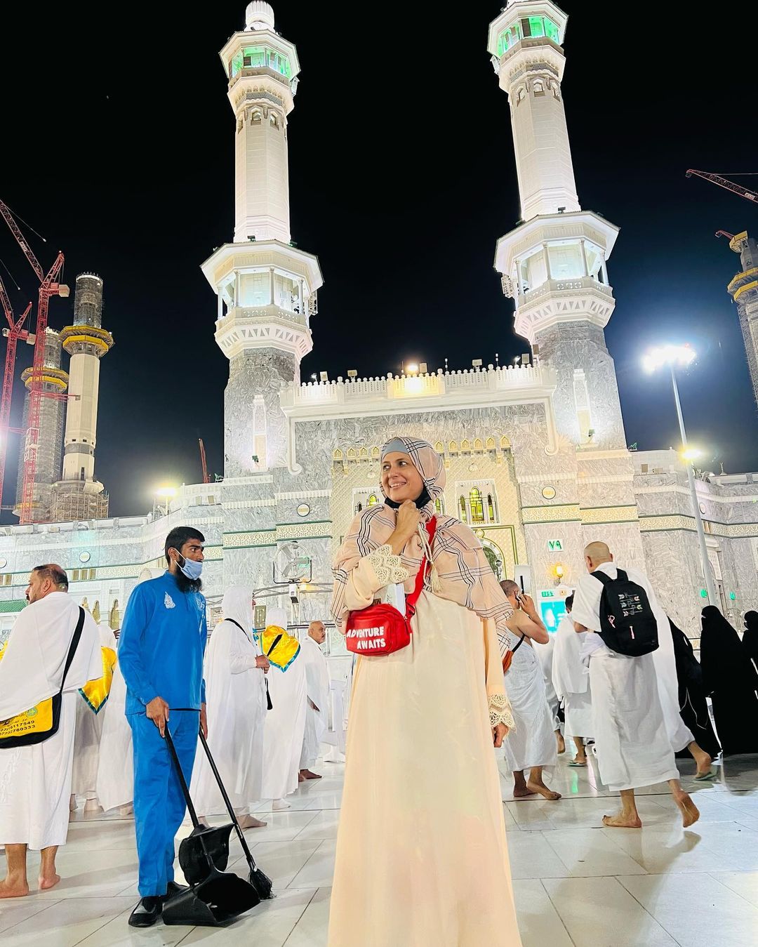 Saba Faisal And Seemi Pasha Perform Umrah | Reviewit.pk