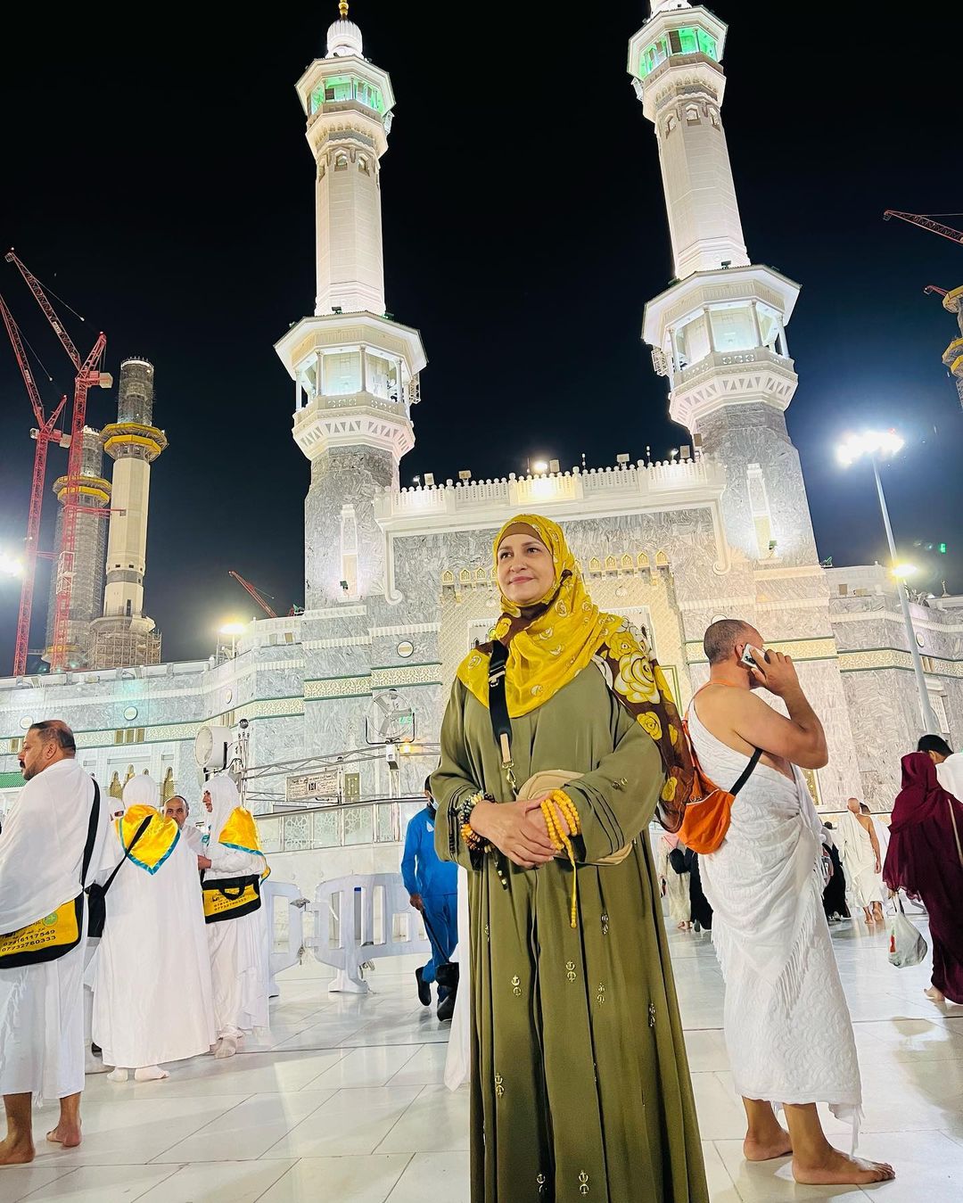 Saba Faisal And Seemi Pasha Perform Umrah | Reviewit.pk