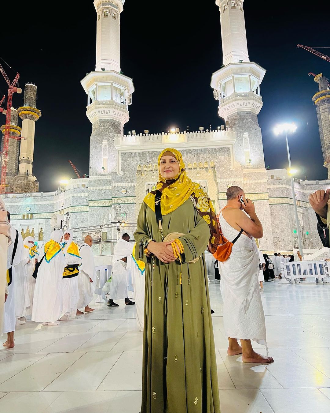 Saba Faisal And Seemi Pasha Perform Umrah | Reviewit.pk