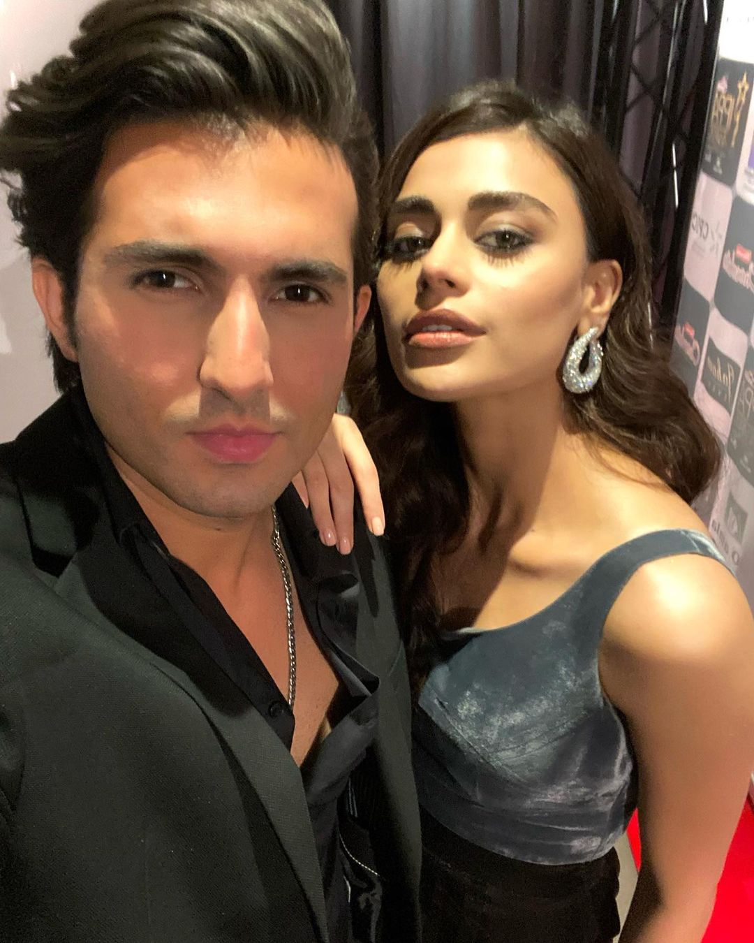 Shahroz Sabzwari's Romantic Proposal To Sadaf Kanwal In Live Show | Reviewit.pk