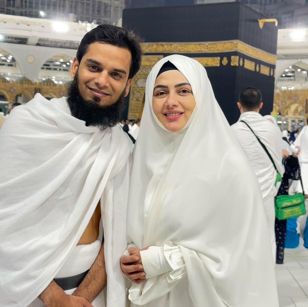 Former Actress Sana Khan Performs Umrah With Husband | Reviewit.pk