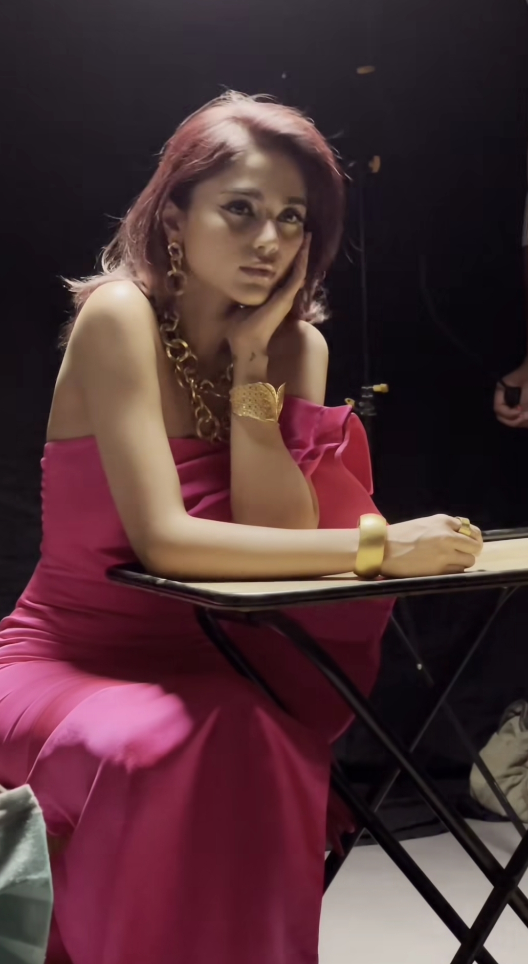 Aima Baig's Recent Video With Make Up Artist Invites Public Criticism ...