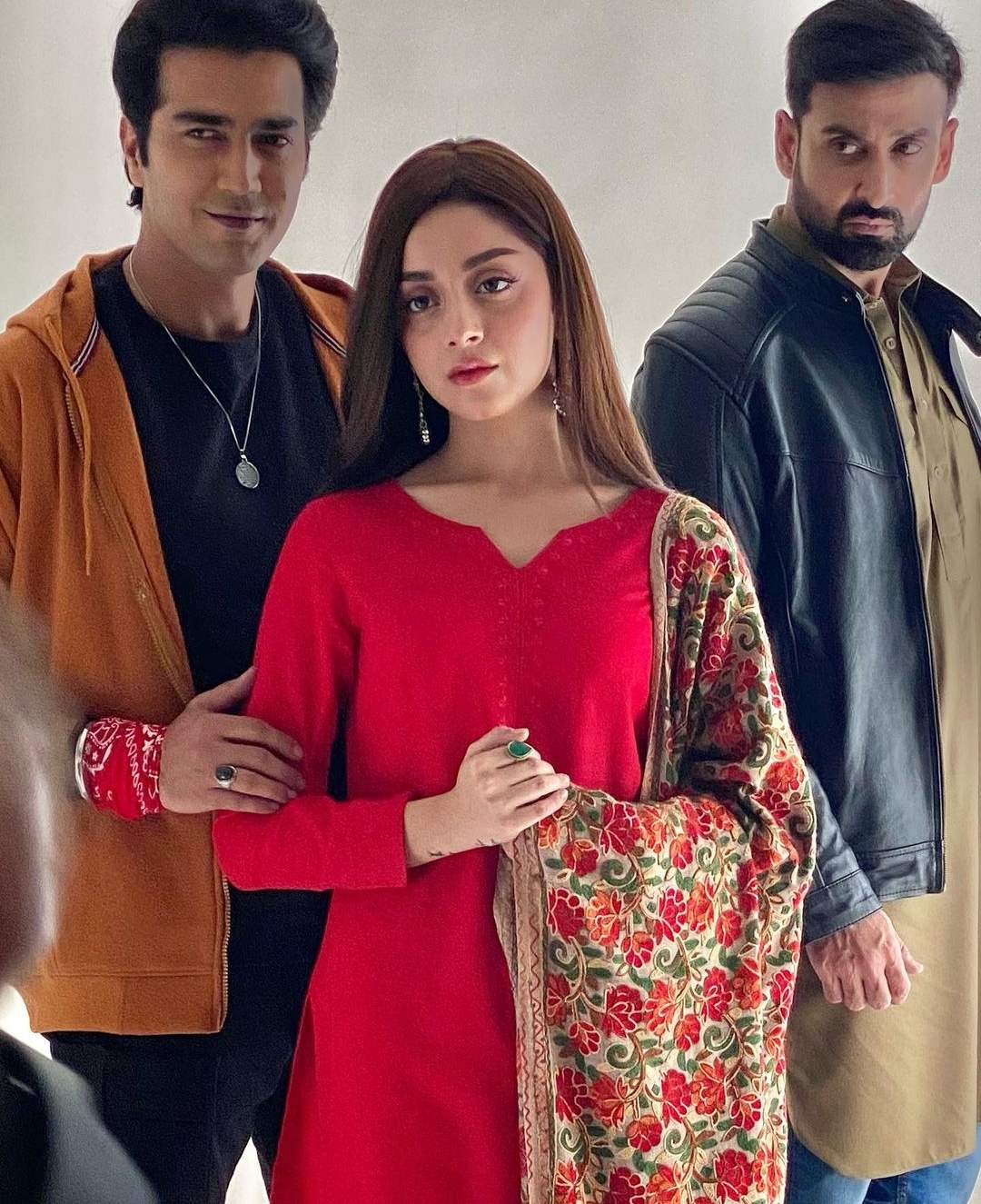 Alizeh Shah Upcoming Drama Details & BTS Pictures | Reviewit.pk