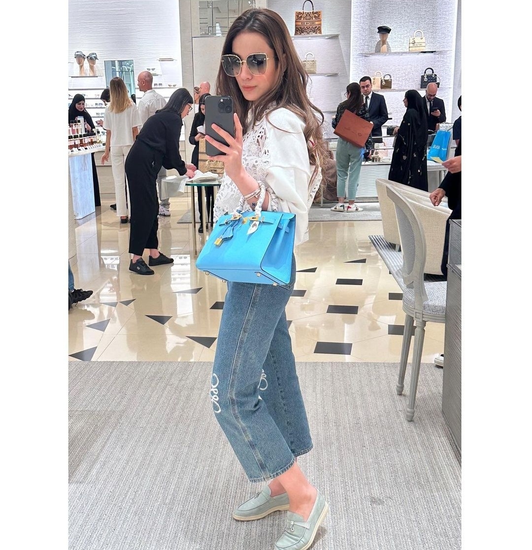 Alyzeh Gabol Shares Pictures From Umrah Journey | Reviewit.pk