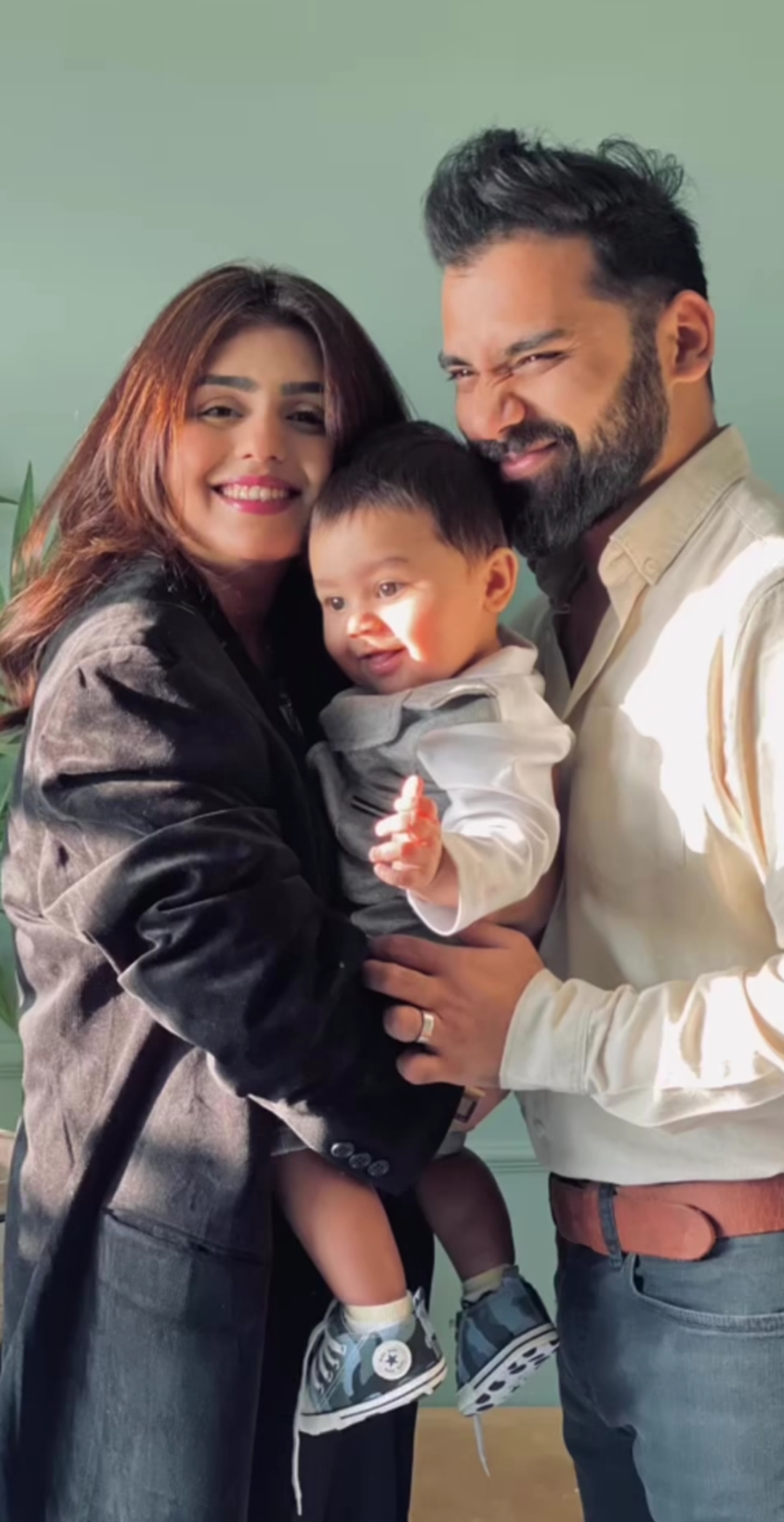 Anumta Qureshi New Gorgeous Pictures With Family & Friends | Reviewit.pk