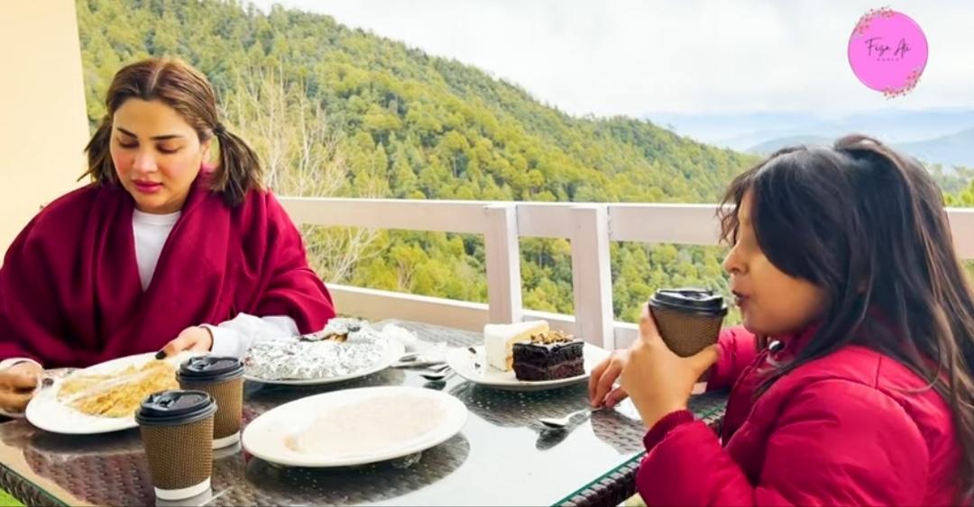 Fiza Ali New Pictures With Daughter From Murree | Reviewit.pk