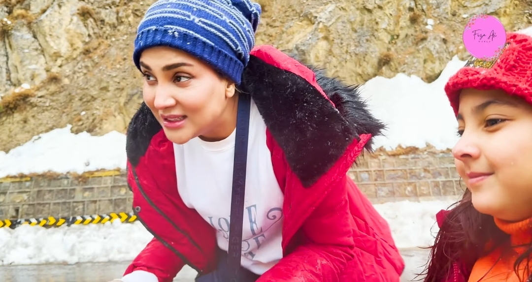 Fiza Ali New Pictures With Daughter From Murree | Reviewit.pk