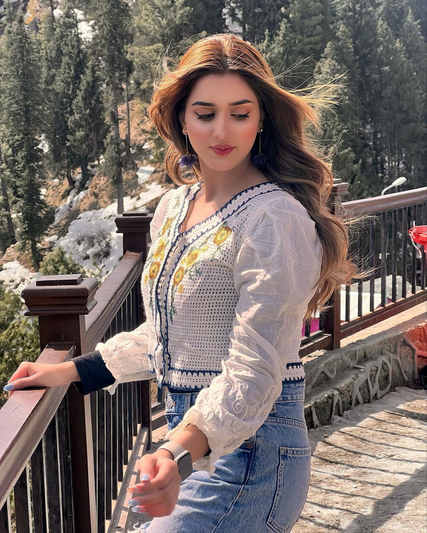 Jannat Mirza Takes Giant Swing Ride In Malam Jabba | Reviewit.pk