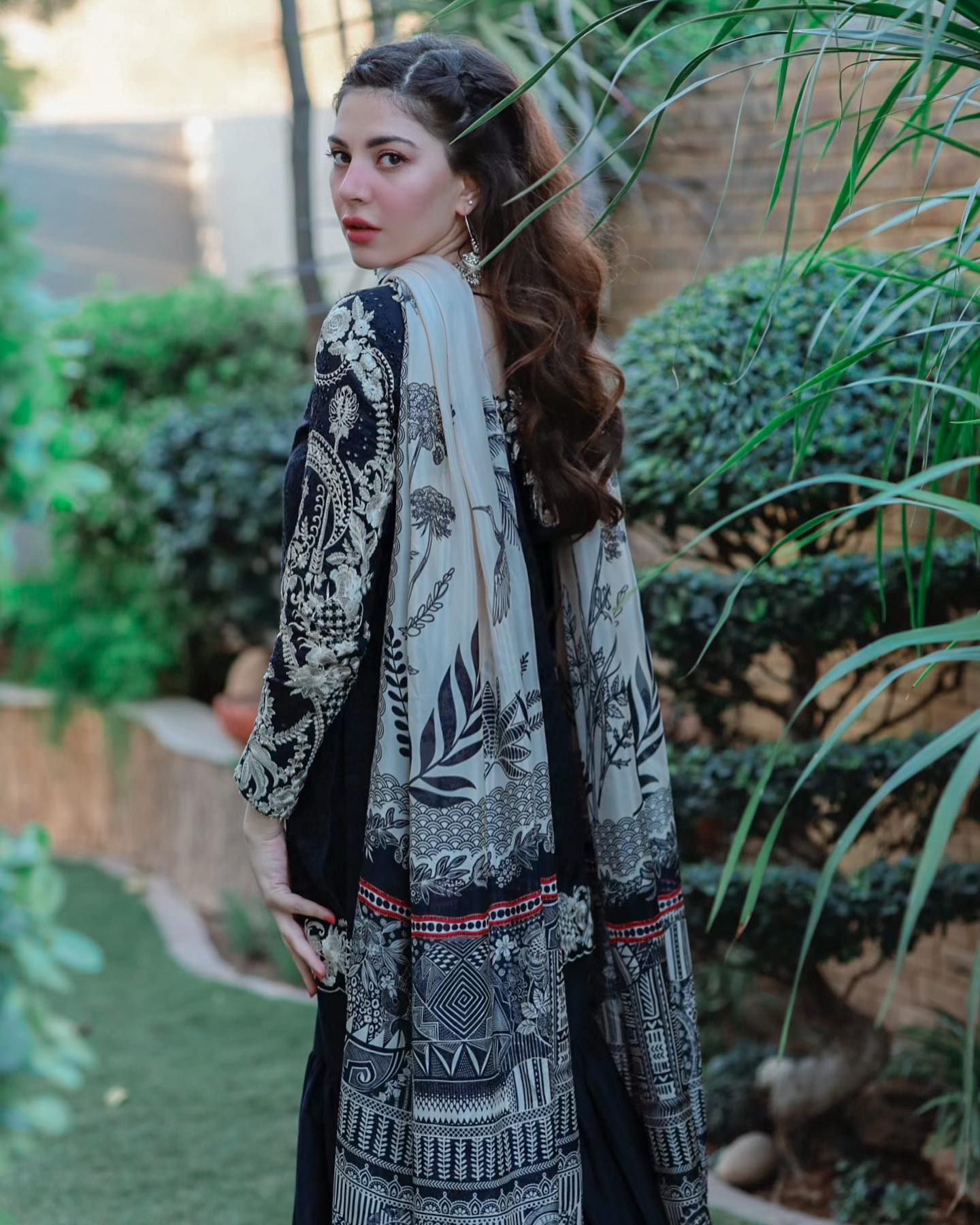 Fans Unable To Recognize Naimal Khawar Khan in New Pictures | Reviewit.pk