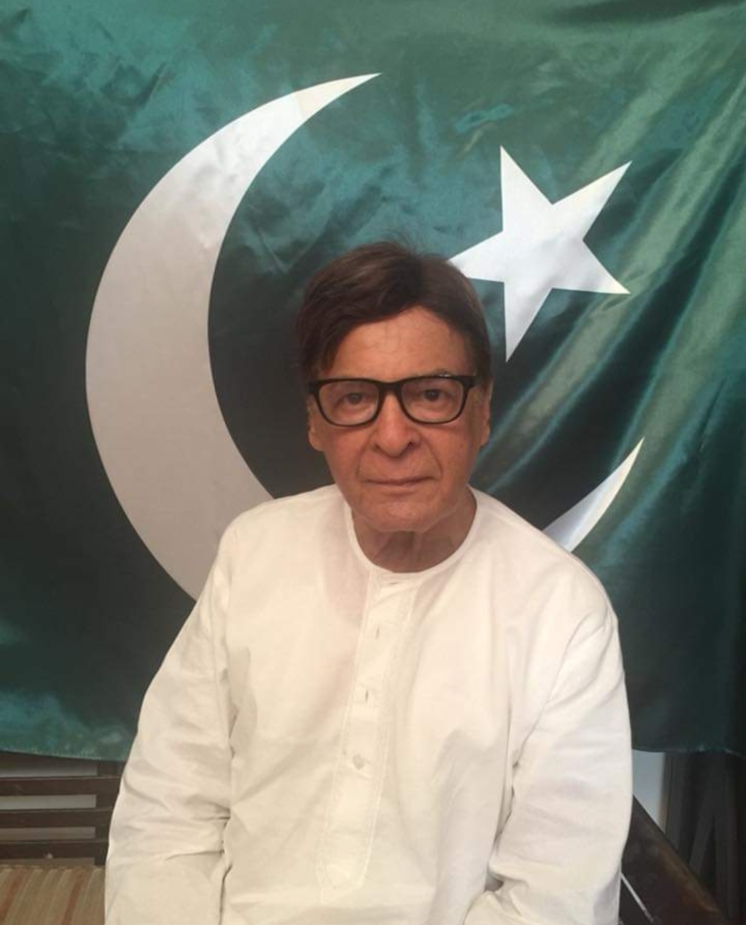 Unseen Family Pictures of Qavi Khan | Reviewit.pk