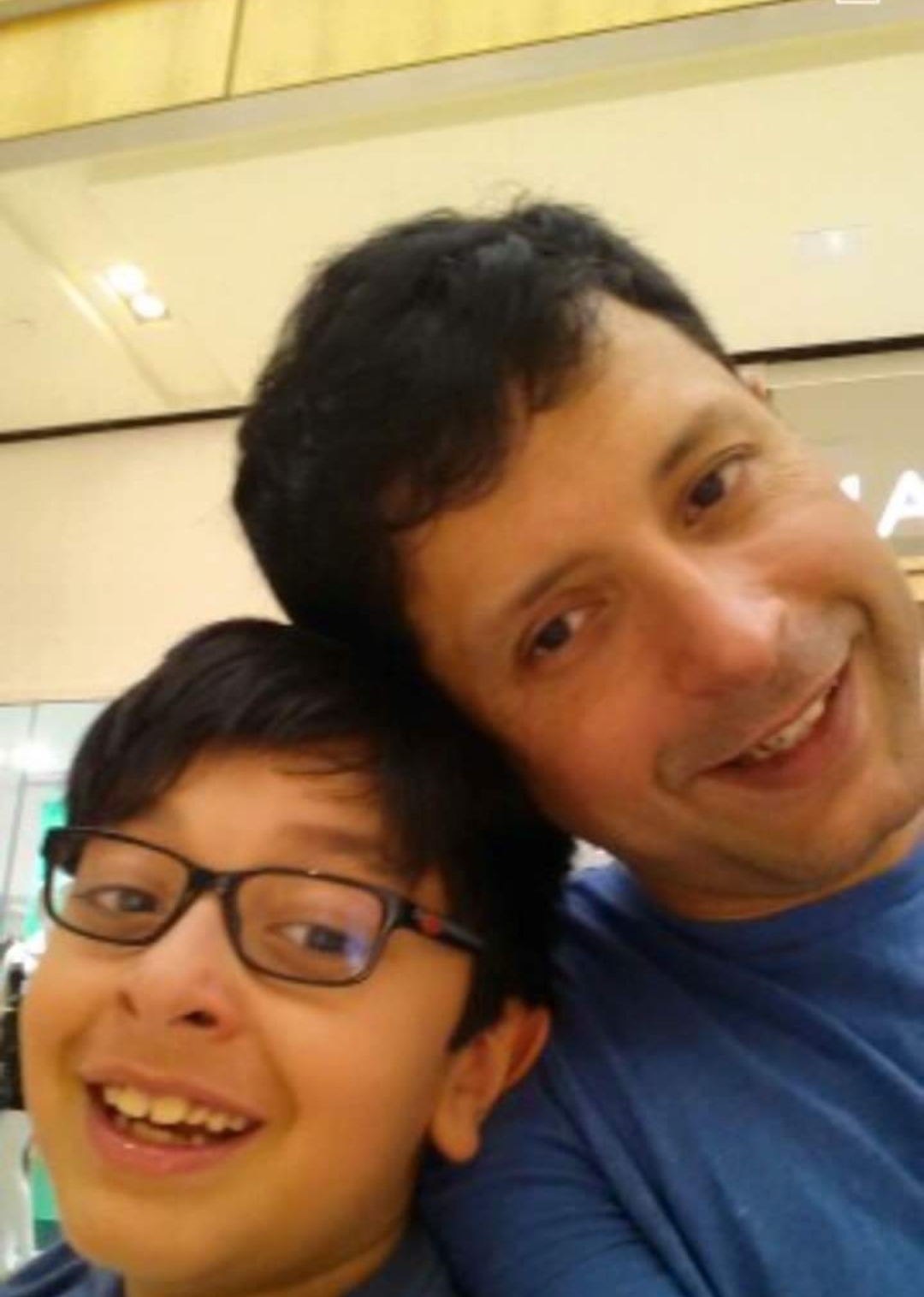 Unseen Family Pictures of Qavi Khan | Reviewit.pk