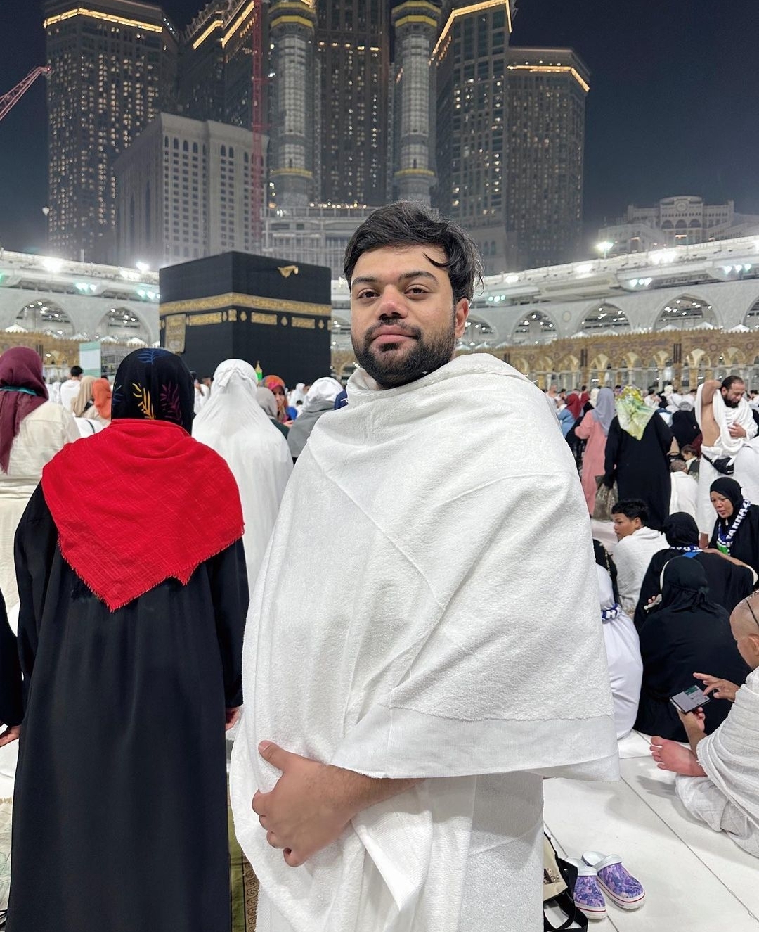 Saad Rehman Aka Ducky Bhai Performs Umrah With Wife | Reviewit.pk