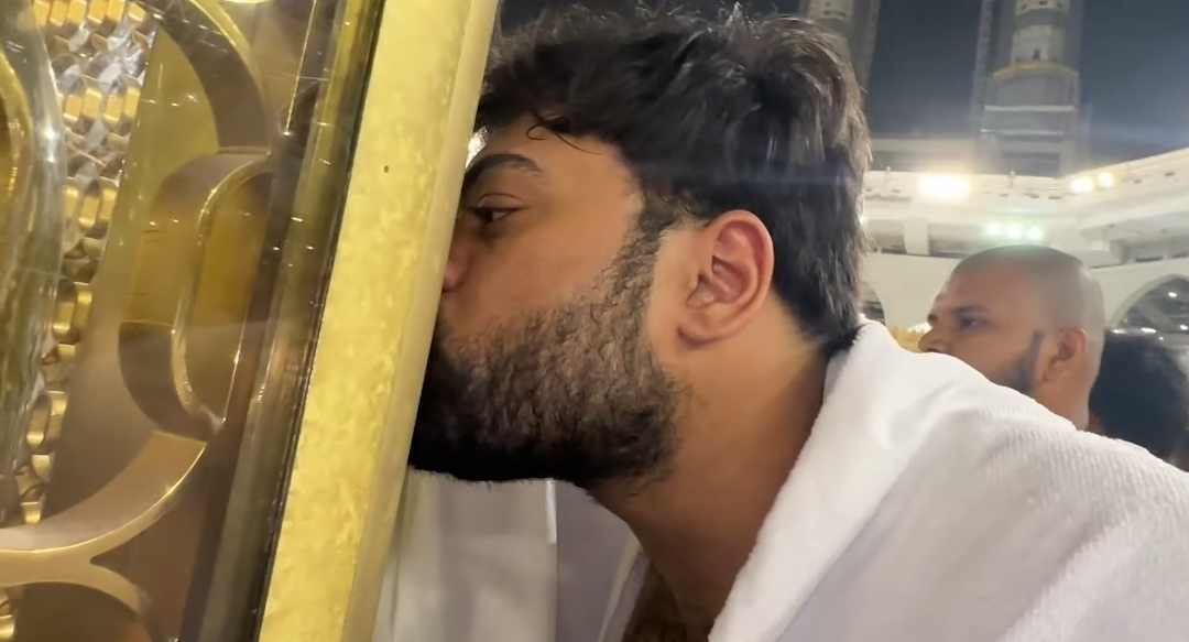 Saad Rehman Aka Ducky Bhai Performs Umrah With Wife | Reviewit.pk