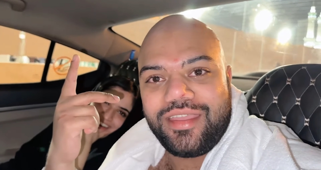 Saad Rehman Aka Ducky Bhai Performs Umrah With Wife | Reviewit.pk