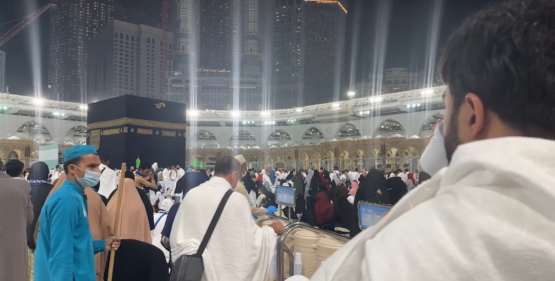 Saad Rehman Aka Ducky Bhai Performs Umrah With Wife | Reviewit.pk