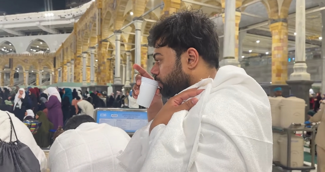 Saad Rehman Aka Ducky Bhai Performs Umrah With Wife | Reviewit.pk